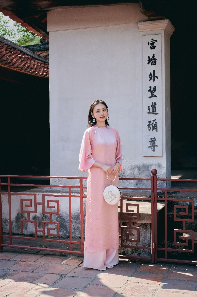 Áo dài cách tân tay lỡ phối họa tiết dập nổi AD218